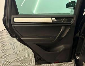 Black Volkswagen Touareg 2013 in Marijampole, with an engine capacity of 2.97 L and mileage of 296 thousand km for 11350 €, photo 27 on AUTOMOTO.COM.LV