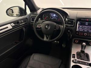 Black Volkswagen Touareg 2013 in Marijampole, with an engine capacity of 2.97 L and mileage of 296 thousand km for 11350 €, photo 28 on AUTOMOTO.COM.LV
