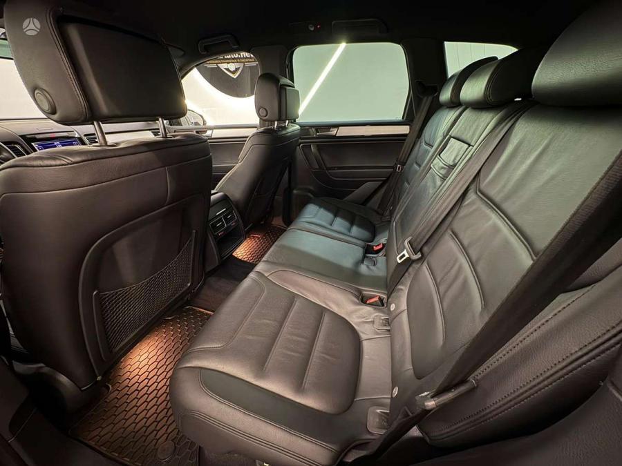 Black Volkswagen Touareg 2013 in Marijampole, with an engine capacity of 2.97 L and mileage of 296 thousand km for 11350 €, photo 30 on AUTOMOTO.COM.LV