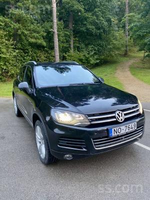 Melns Volkswagen Touareg 2013 Alūksne, ar dzinēja tilpumu 3.00 L un nobraukumu 415 tūkst. km par 9100 €, foto  vietnē AUTOMOTO.COM.LV
