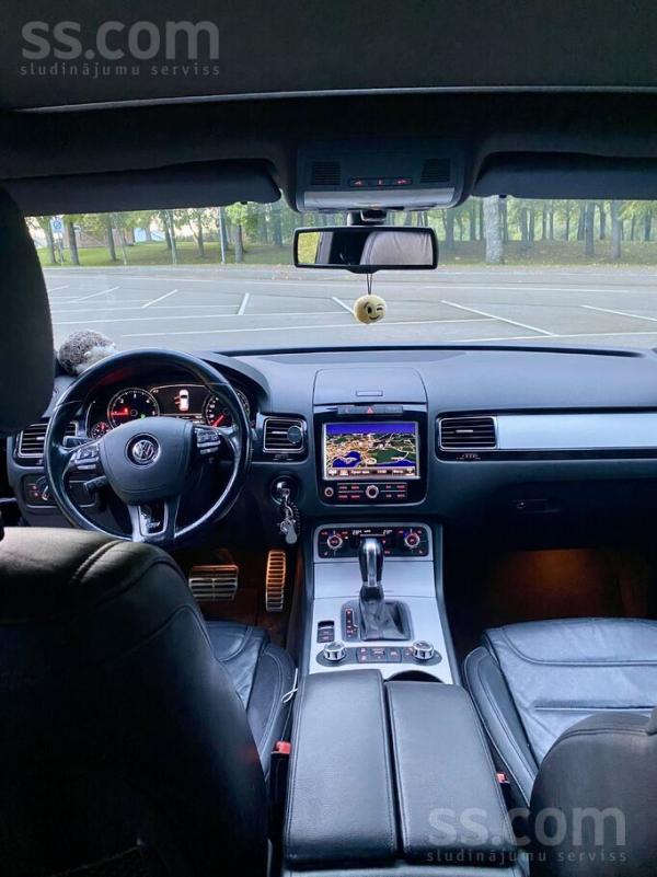 Black Volkswagen Touareg 2013 in Aluksne, with an engine capacity of 3.00 L and mileage of 415 thousand km for 9100 €, photo 6 on AUTOMOTO.COM.LV