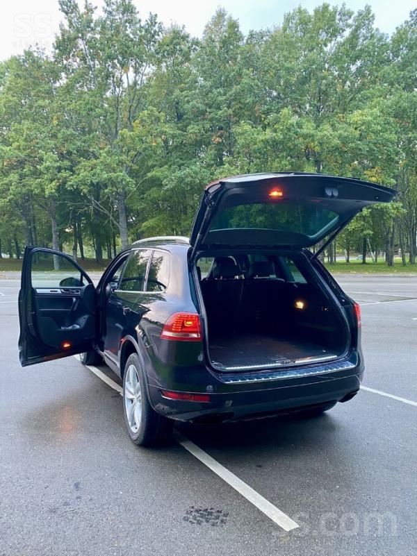 Black Volkswagen Touareg 2013 in Aluksne, with an engine capacity of 3.00 L and mileage of 415 thousand km for 9100 €, photo 7 on AUTOMOTO.COM.LV
