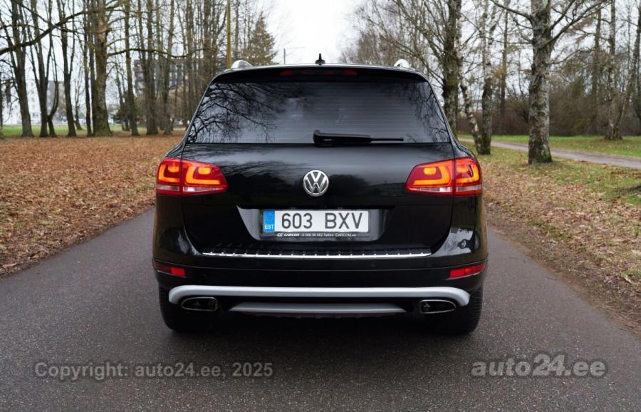 Black Volkswagen Touareg 2014 in Tartu, with an engine capacity of 3.00 L and mileage of 284 thousand km for 10999 €, photo 2 on AUTOMOTO.COM.LV