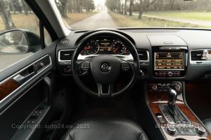 Black Volkswagen Touareg 2014 in Tartu, with an engine capacity of 3.00 L and mileage of 284 thousand km for 10999 €, photo 7 on AUTOMOTO.COM.LV