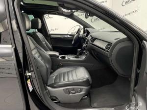 Black Volkswagen Touareg 2014 in Vilnius, with an engine capacity of 4.13 L and mileage of 270 thousand km for 14800 €, photo 5 on AUTOMOTO.COM.LV
