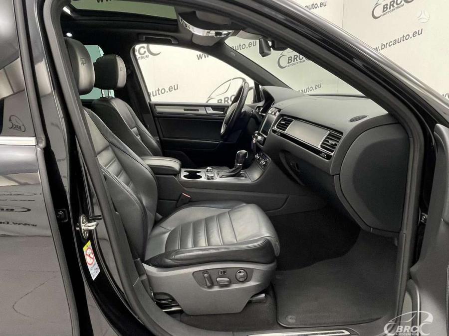 Black Volkswagen Touareg 2014 in Vilnius, with an engine capacity of 4.13 L and mileage of 270 thousand km for 14800 €, photo 5 on AUTOMOTO.COM.LV