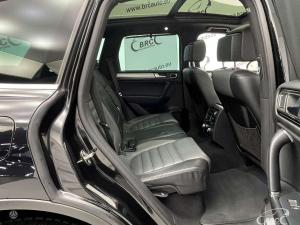 Black Volkswagen Touareg 2014 in Vilnius, with an engine capacity of 4.13 L and mileage of 270 thousand km for 14800 €, photo 12 on AUTOMOTO.COM.LV