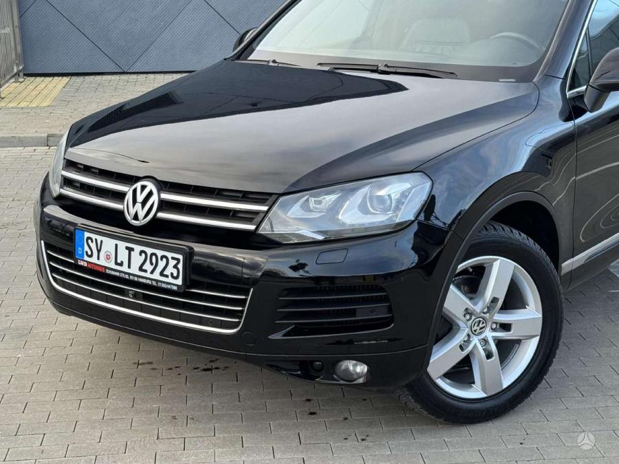 Black Volkswagen Touareg 2014 in Jonava, with an engine capacity of 3.00 L and mileage of 282 thousand km for 13499 €, photo 4 on AUTOMOTO.COM.LV