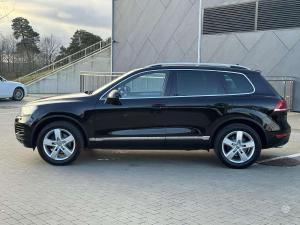 Black Volkswagen Touareg 2014 in Jonava, with an engine capacity of 3.00 L and mileage of 282 thousand km for 13499 €, photo 5 on AUTOMOTO.COM.LV