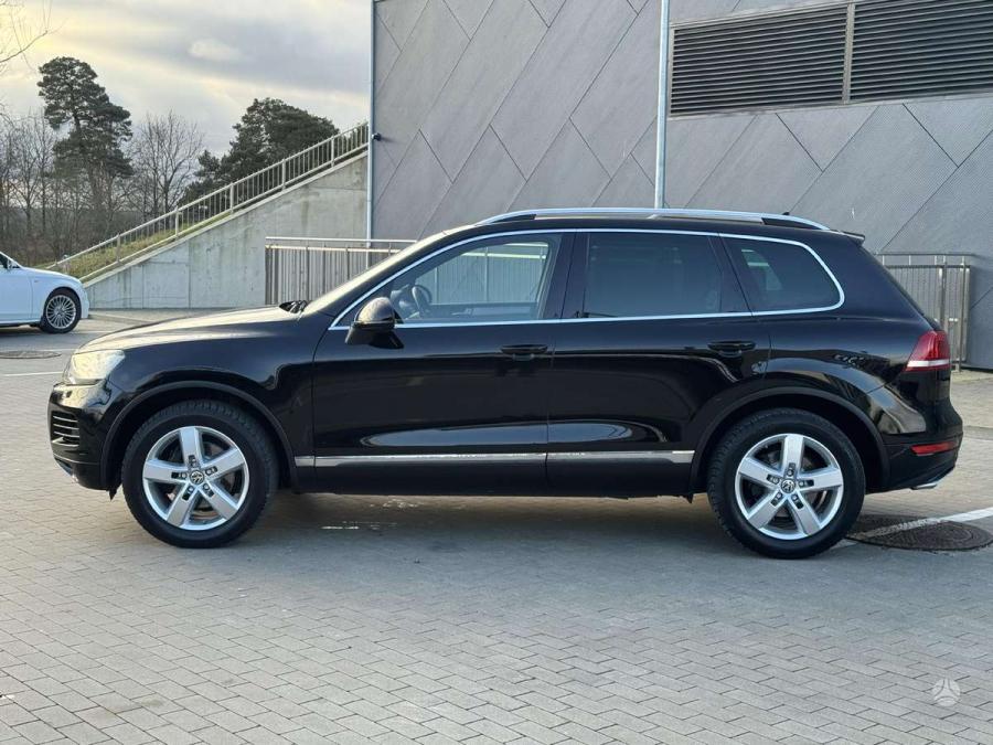 Black Volkswagen Touareg 2014 in Jonava, with an engine capacity of 3.00 L and mileage of 282 thousand km for 13499 €, photo 5 on AUTOMOTO.COM.LV