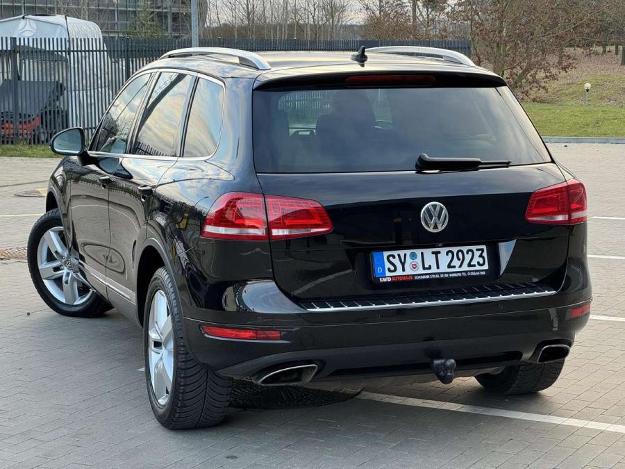 Black Volkswagen Touareg 2014 in Jonava, with an engine capacity of 3.00 L and mileage of 282 thousand km for 13499 €, photo 7 on AUTOMOTO.COM.LV