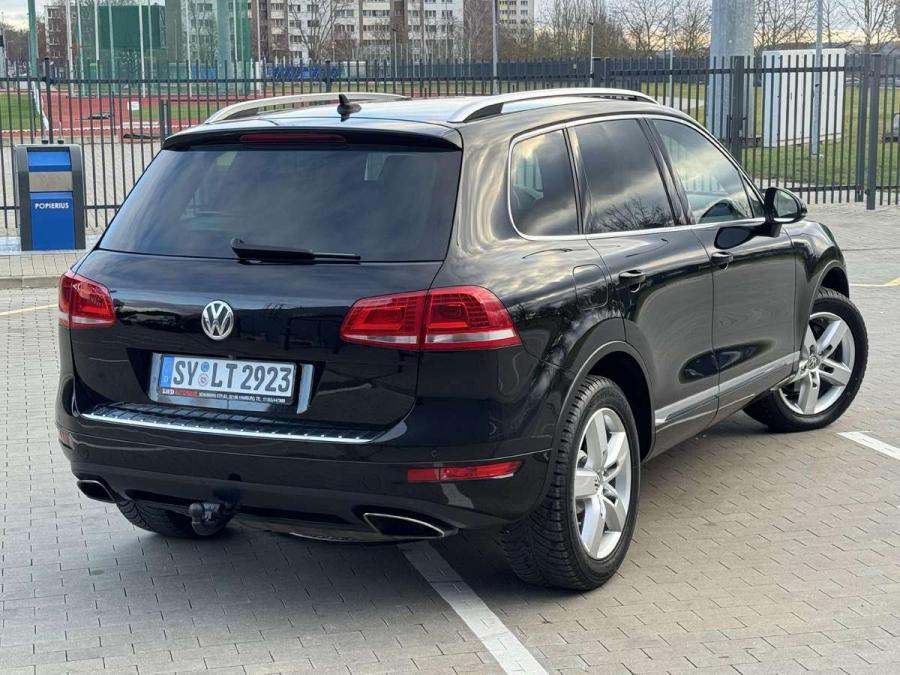 Black Volkswagen Touareg 2014 in Jonava, with an engine capacity of 3.00 L and mileage of 282 thousand km for 13499 €, photo 9 on AUTOMOTO.COM.LV