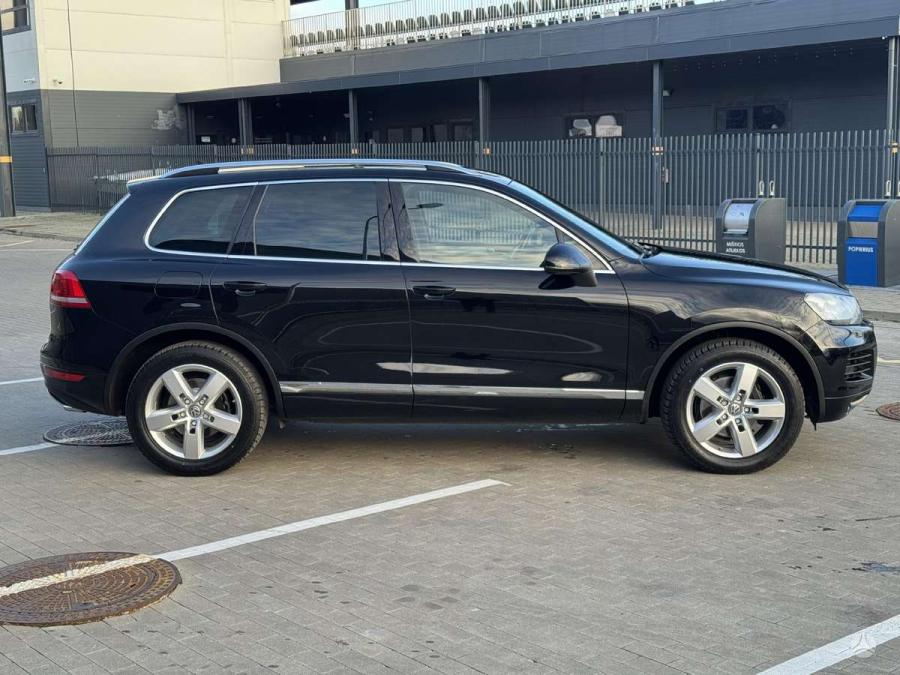 Black Volkswagen Touareg 2014 in Jonava, with an engine capacity of 3.00 L and mileage of 282 thousand km for 13499 €, photo 10 on AUTOMOTO.COM.LV
