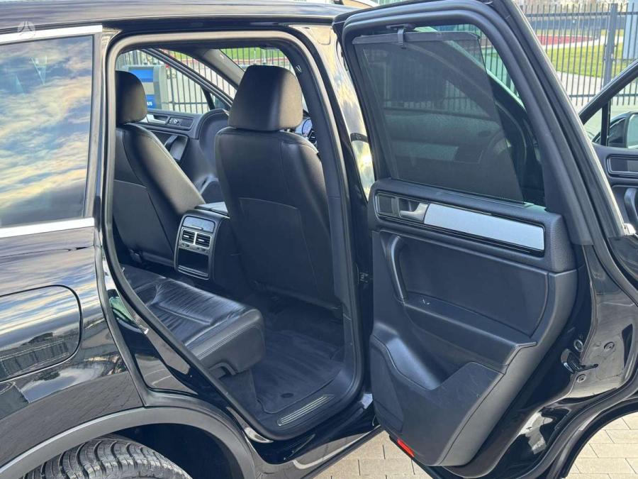Black Volkswagen Touareg 2014 in Jonava, with an engine capacity of 3.00 L and mileage of 282 thousand km for 13499 €, photo 18 on AUTOMOTO.COM.LV