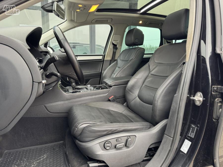 Melns Volkswagen Touareg 2014 Viļņa, ar dzinēja tilpumu 3.00 L un nobraukumu 206 tūkst. km par 12750 €, foto 5 vietnē AUTOMOTO.COM.LV