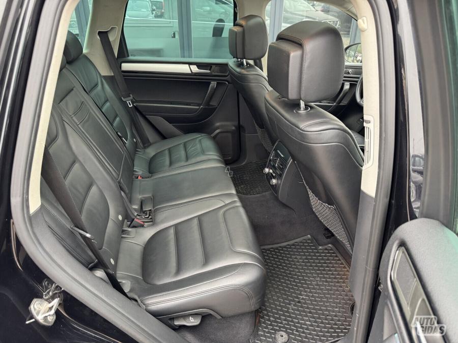 Melns Volkswagen Touareg 2014 Viļņa, ar dzinēja tilpumu 3.00 L un nobraukumu 206 tūkst. km par 12750 €, foto 7 vietnē AUTOMOTO.COM.LV