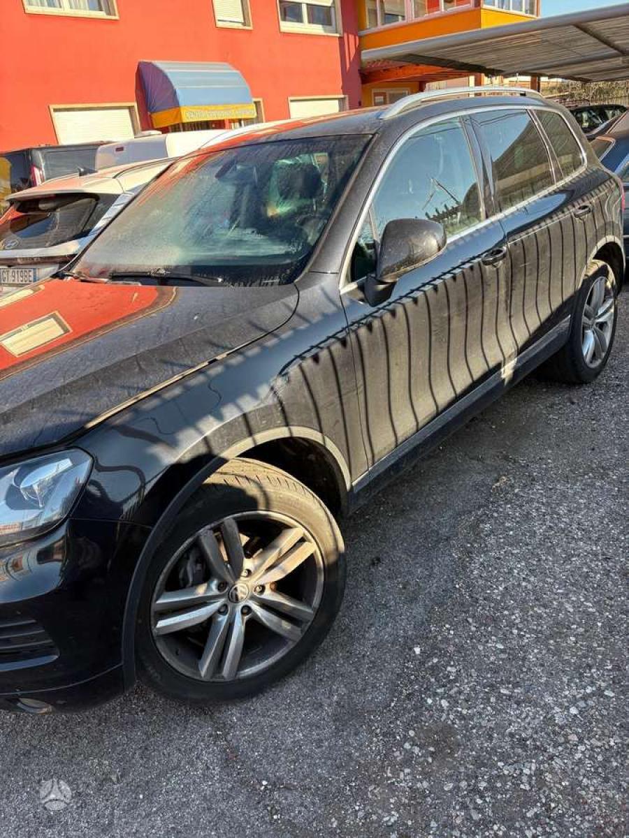 Black Volkswagen Touareg 2014 in Kaunas, with an engine capacity of 2.97 L and mileage of 202 thousand km for 8800 €, photo 2 on AUTOMOTO.COM.LV