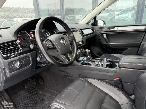Melns Volkswagen Touareg 2014 Viļņa, ar dzinēja tilpumu 3.00 L un nobraukumu 206 tūkst. km par 12450 €, foto 7 vietnē AUTOMOTO.COM.LV