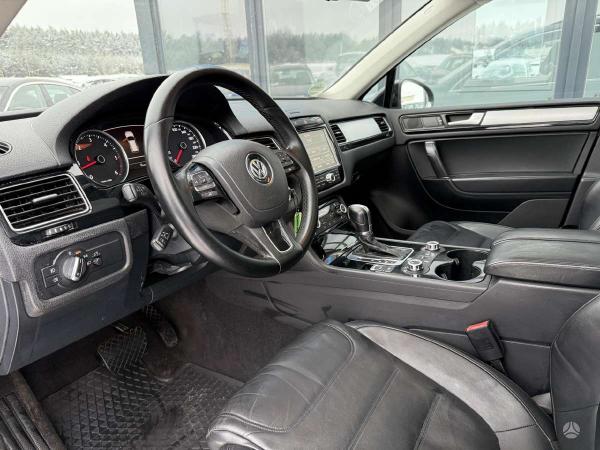 Black Volkswagen Touareg 2014 in Vilnius, with an engine capacity of 3.00 L and mileage of 206 thousand km for 12450 €, photo 7 on AUTOMOTO.COM.LV