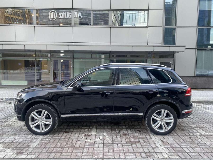 Black Volkswagen Touareg 2014 in Vilnius, with an engine capacity of 3.60 L and mileage of 188 thousand km for 10900 €, photo 3 on AUTOMOTO.COM.LV