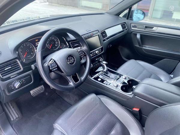Black Volkswagen Touareg 2014 in Vilnius, with an engine capacity of 3.60 L and mileage of 188 thousand km for 10900 €, photo 7 on AUTOMOTO.COM.LV