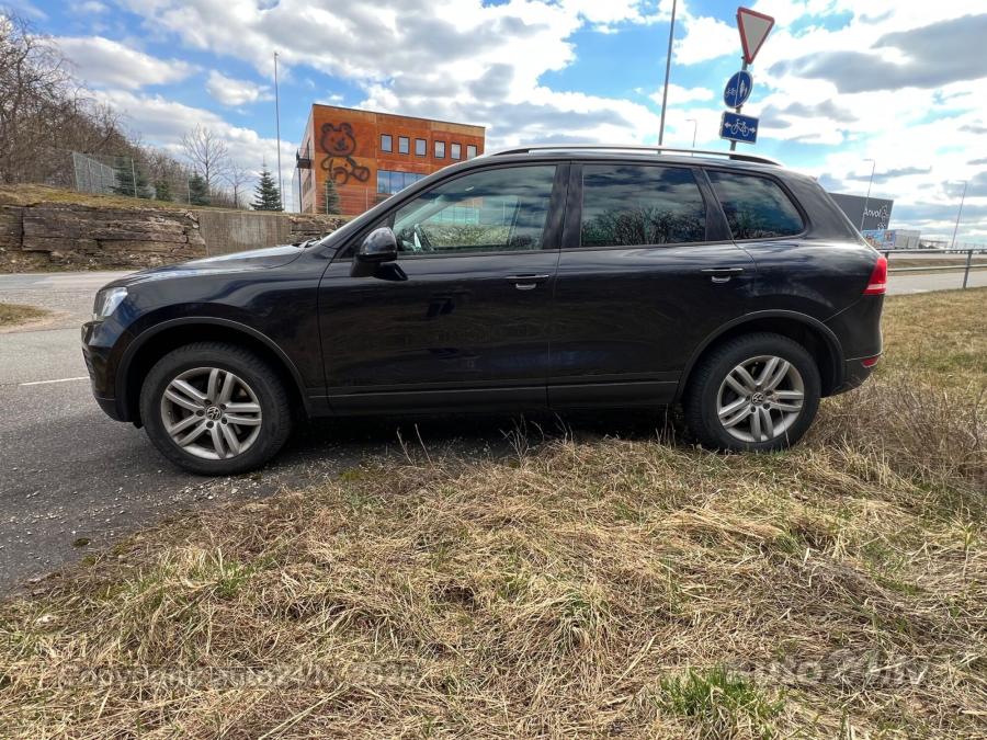 Melns Volkswagen Touareg 2014 Tallina, ar dzinēja tilpumu 3.00 L un nobraukumu 234 tūkst. km par 11500 €, foto 17 vietnē AUTOMOTO.COM.LV