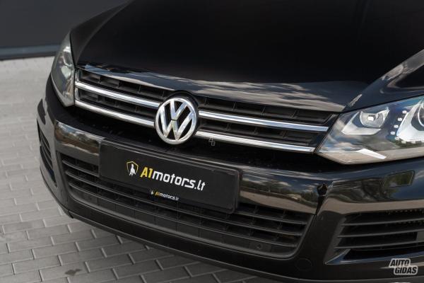 Black Volkswagen Touareg 2014 in Vilnius, with an engine capacity of 0.00 L and mileage of 305 thousand km for 12900 €, photo 4 on AUTOMOTO.COM.LV
