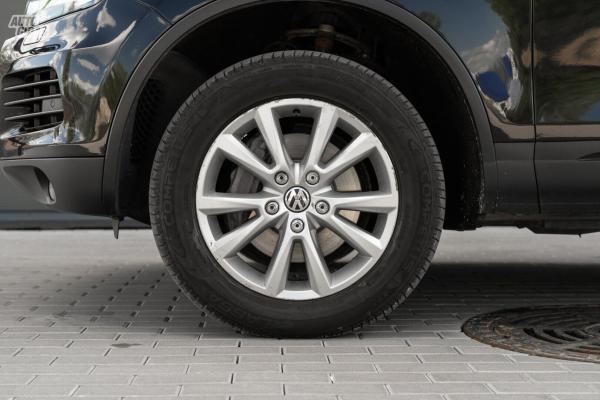 Black Volkswagen Touareg 2014 in Vilnius, with an engine capacity of 0.00 L and mileage of 305 thousand km for 12900 €, photo 7 on AUTOMOTO.COM.LV