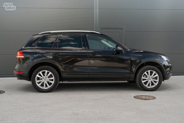 Black Volkswagen Touareg 2014 in Vilnius, with an engine capacity of 0.00 L and mileage of 305 thousand km for 12900 €, photo 8 on AUTOMOTO.COM.LV