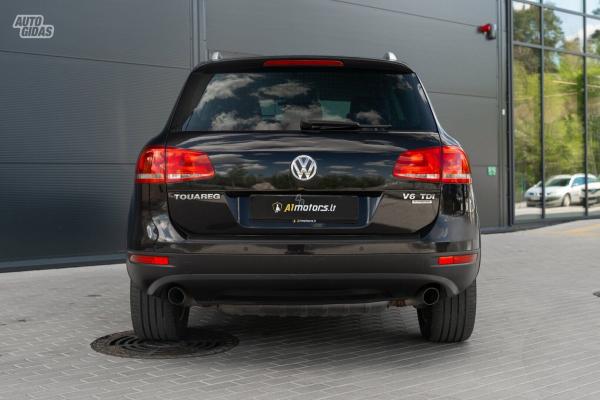 Black Volkswagen Touareg 2014 in Vilnius, with an engine capacity of 0.00 L and mileage of 305 thousand km for 12900 €, photo 9 on AUTOMOTO.COM.LV