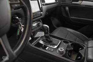 Melns Volkswagen Touareg 2014 Viļņa, ar dzinēja tilpumu 0.00 L un nobraukumu 305 tūkst. km par 12900 €, foto 30 vietnē AUTOMOTO.COM.LV