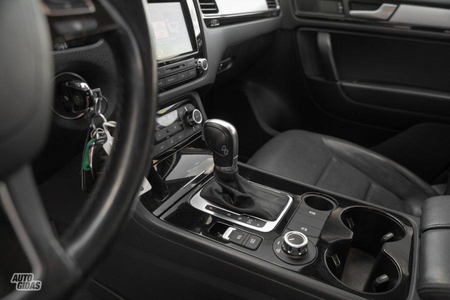 Melns Volkswagen Touareg 2014 Viļņa, ar dzinēja tilpumu 0.00 L un nobraukumu 305 tūkst. km par 12900 €, foto 30 vietnē AUTOMOTO.COM.LV