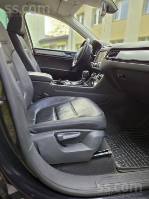 Melns Volkswagen Touareg 2014 Limbaži, ar dzinēja tilpumu 3.00 L un nobraukumu 235 tūkst. km par 13200 €, foto 7 vietnē AUTOMOTO.COM.LV