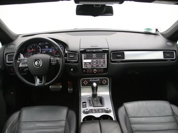 Black Volkswagen Touareg 2014 in Vilnius, with an engine capacity of 3.00 L and mileage of 268 thousand km for 14099 €, photo 2 on AUTOMOTO.COM.LV