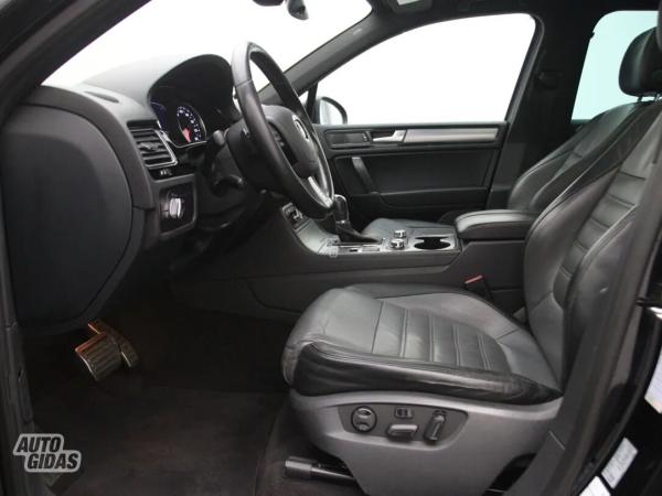 Black Volkswagen Touareg 2014 in Vilnius, with an engine capacity of 3.00 L and mileage of 268 thousand km for 14099 €, photo 4 on AUTOMOTO.COM.LV