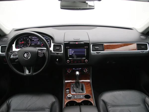 Melns Volkswagen Touareg 2014 Viļņa, ar dzinēja tilpumu 3.00 L un nobraukumu 200 tūkst. km par 14299 €, foto 2 vietnē AUTOMOTO.COM.LV