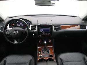 Melns Volkswagen Touareg 2014 Viļņa, ar dzinēja tilpumu 3.00 L un nobraukumu 200 tūkst. km par 14299 €, foto 3 vietnē AUTOMOTO.COM.LV