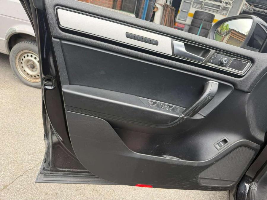 Melns Volkswagen Touareg 2014 Jurbarkas, ar dzinēja tilpumu 3.00 L un nobraukumu 300 tūkst. km par 10499 €, foto 11 vietnē AUTOMOTO.COM.LV
