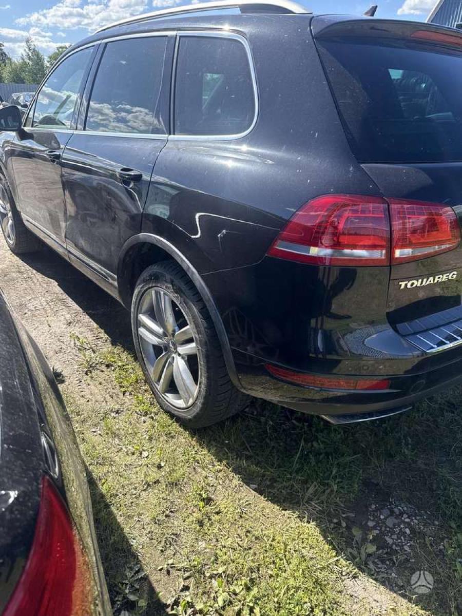 Melns Volkswagen Touareg 2014 Jurbarkas, ar dzinēja tilpumu 3.00 L un nobraukumu 300 tūkst. km par 10499 €, foto 24 vietnē AUTOMOTO.COM.LV