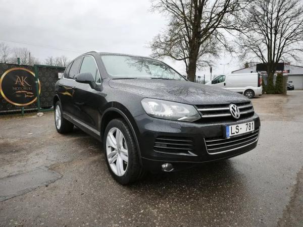 Black Volkswagen Touareg 2014 in Cesis, with an engine capacity of 3.00 L and mileage of 280 thousand km for 12150 €, photo 1 on AUTOMOTO.COM.LV