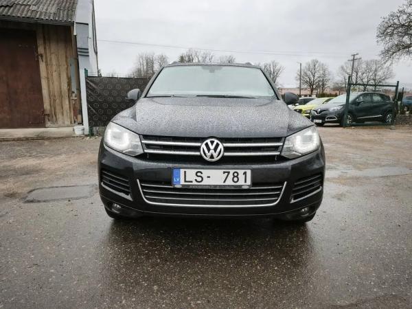 Black Volkswagen Touareg 2014 in Cesis, with an engine capacity of 3.00 L and mileage of 280 thousand km for 12150 €, photo 2 on AUTOMOTO.COM.LV