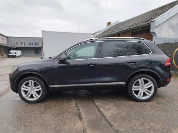 Black Volkswagen Touareg 2014 in Cesis, with an engine capacity of 3.00 L and mileage of 280 thousand km for 12150 €, photo 3 on AUTOMOTO.COM.LV