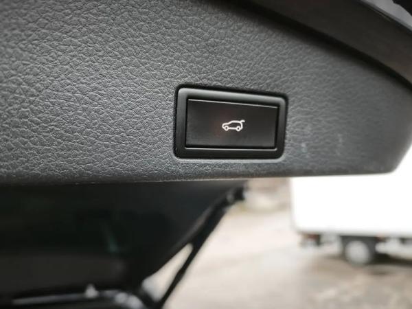 Melns Volkswagen Touareg 2014 Cēsis, ar dzinēja tilpumu 3.00 L un nobraukumu 280 tūkst. km par 12150 €, foto 10 vietnē AUTOMOTO.COM.LV