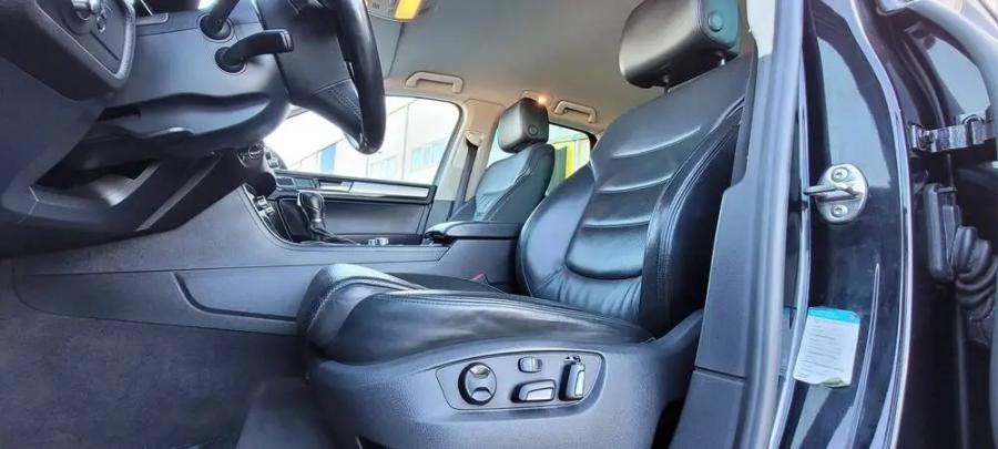 Melns Volkswagen Touareg 2014 Rīga, ar dzinēja tilpumu 3.00 L un nobraukumu 303 tūkst. km par 14500 €, foto 7 vietnē AUTOMOTO.COM.LV