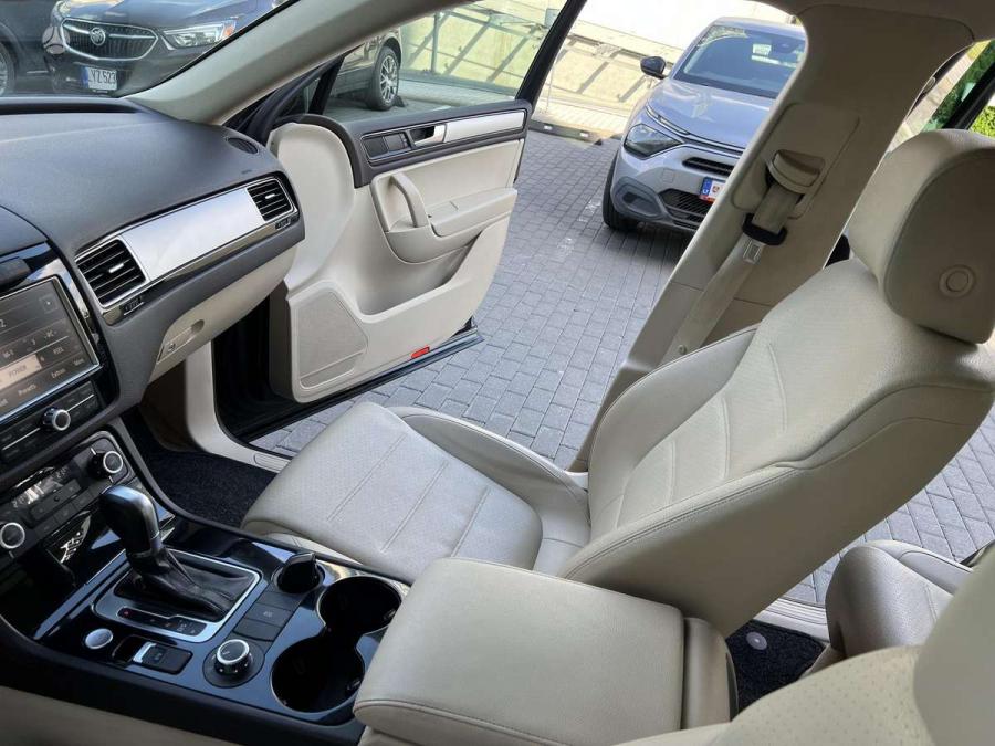 Melns Volkswagen Touareg 2014 Viļņa, ar dzinēja tilpumu 3.60 L un nobraukumu 300 tūkst. km par 7500 €, foto 28 vietnē AUTOMOTO.COM.LV