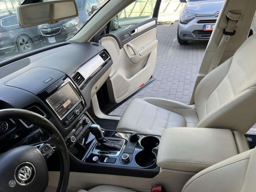 Melns Volkswagen Touareg 2014 Viļņa, ar dzinēja tilpumu 3.60 L un nobraukumu 300 tūkst. km par 7500 €, foto 29 vietnē AUTOMOTO.COM.LV