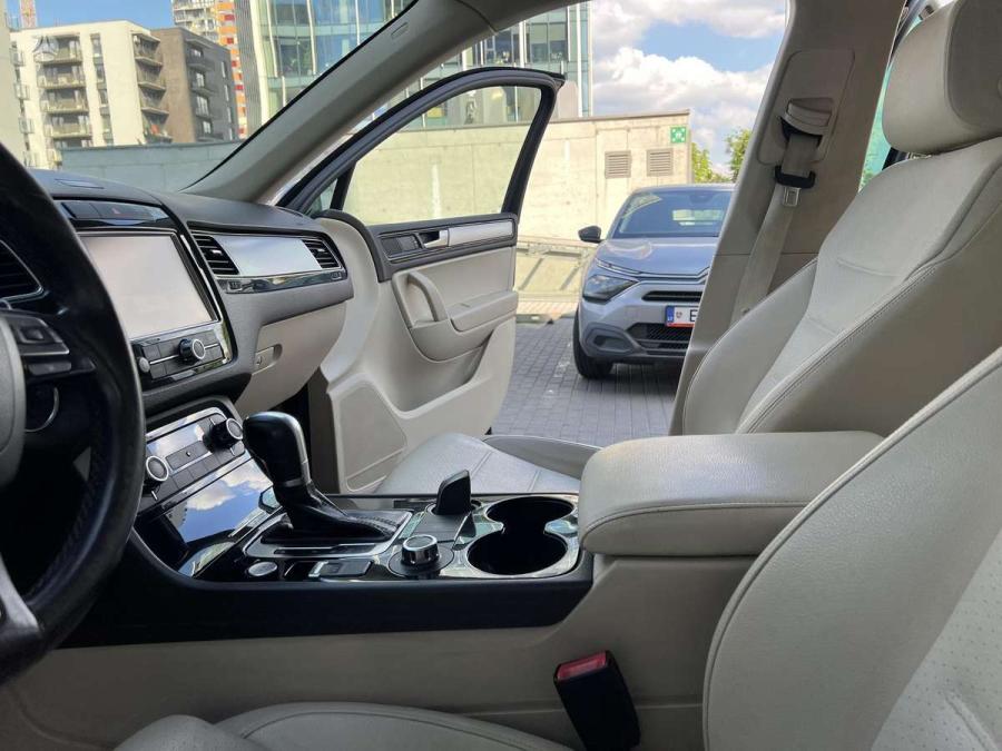Melns Volkswagen Touareg 2014 Viļņa, ar dzinēja tilpumu 3.60 L un nobraukumu 300 tūkst. km par 7500 €, foto 32 vietnē AUTOMOTO.COM.LV
