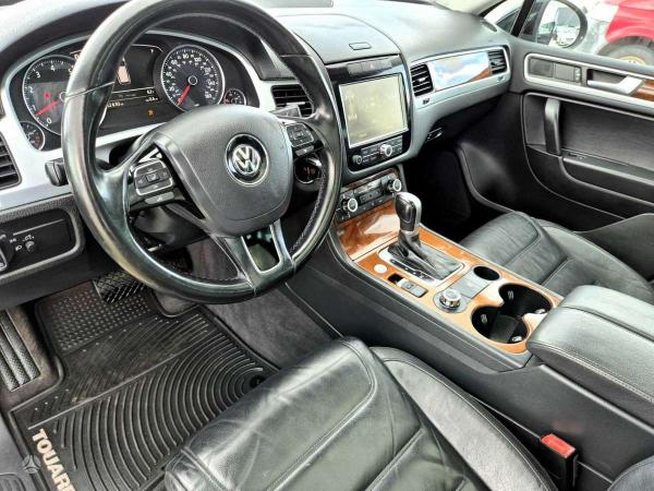 Melns Volkswagen Touareg 2014 Šauļi, ar dzinēja tilpumu 3.60 L un nobraukumu 235 tūkst. km par 9250 €, foto 10 vietnē AUTOMOTO.COM.LV