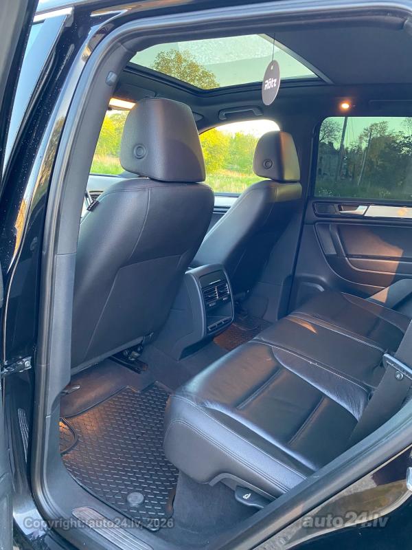 Black Volkswagen Touareg 2014 in Tallinn, with an engine capacity of 3.00 L and mileage of 273 thousand km for 13500 €, photo 7 on AUTOMOTO.COM.LV