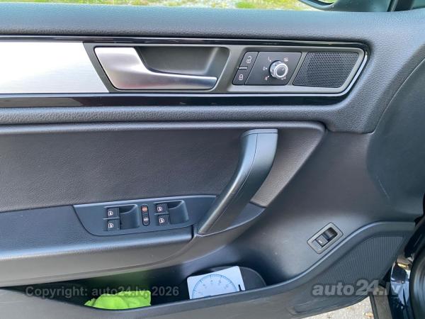 Black Volkswagen Touareg 2014 in Tallinn, with an engine capacity of 3.00 L and mileage of 273 thousand km for 13500 €, photo 8 on AUTOMOTO.COM.LV